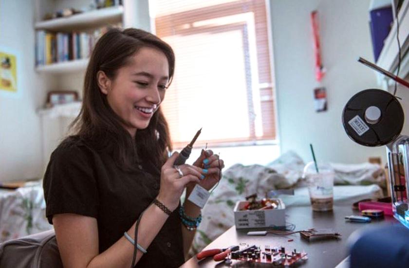 Q&A: Teen battery-free flashlight inventor | Canadian Geographic